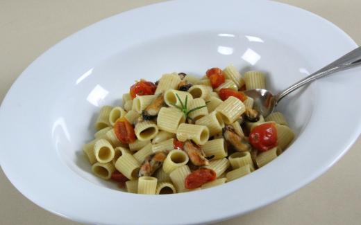 Mezzi Rigatoni with Mussels and Cherry Tomatoes
